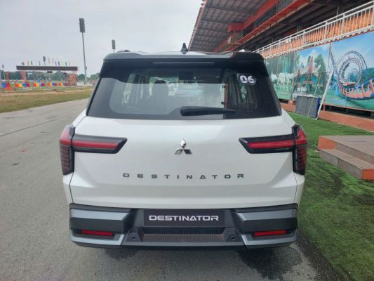 Mitsubishi DST 2026: Giá lăn bánh, Hình ảnh, Thông số