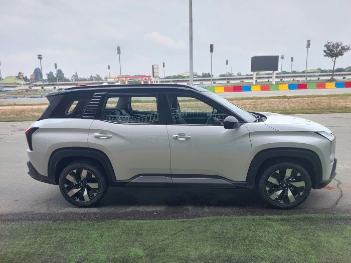 Mitsubishi DST 2026: Giá lăn bánh, Hình ảnh, Thông số