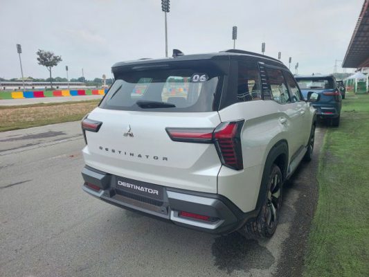 Mitsubishi DST 2026: Giá lăn bánh, Hình ảnh, Thông số